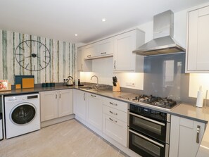 Casa de Campo | Cozinha privada | Um frigorífico, uma máquina de lavar louça, utensílios de cozinha