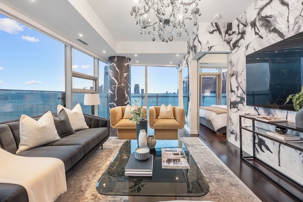 Apartamento de Luxo, 2 quartos, varanda, vista para o lago | Sala de estar | Televisor LED de 55 polegadas com canais digitais, televisor