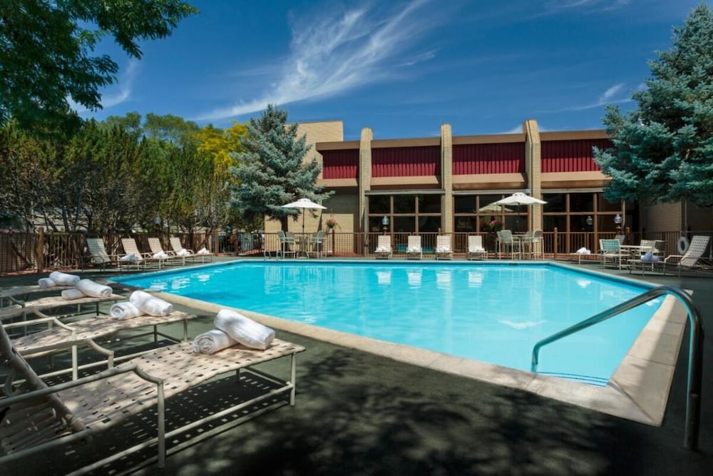 Your Relaxing Getaway Awaits! Outdoor Pool, Free Parking, Pets Allowed! - Nevada