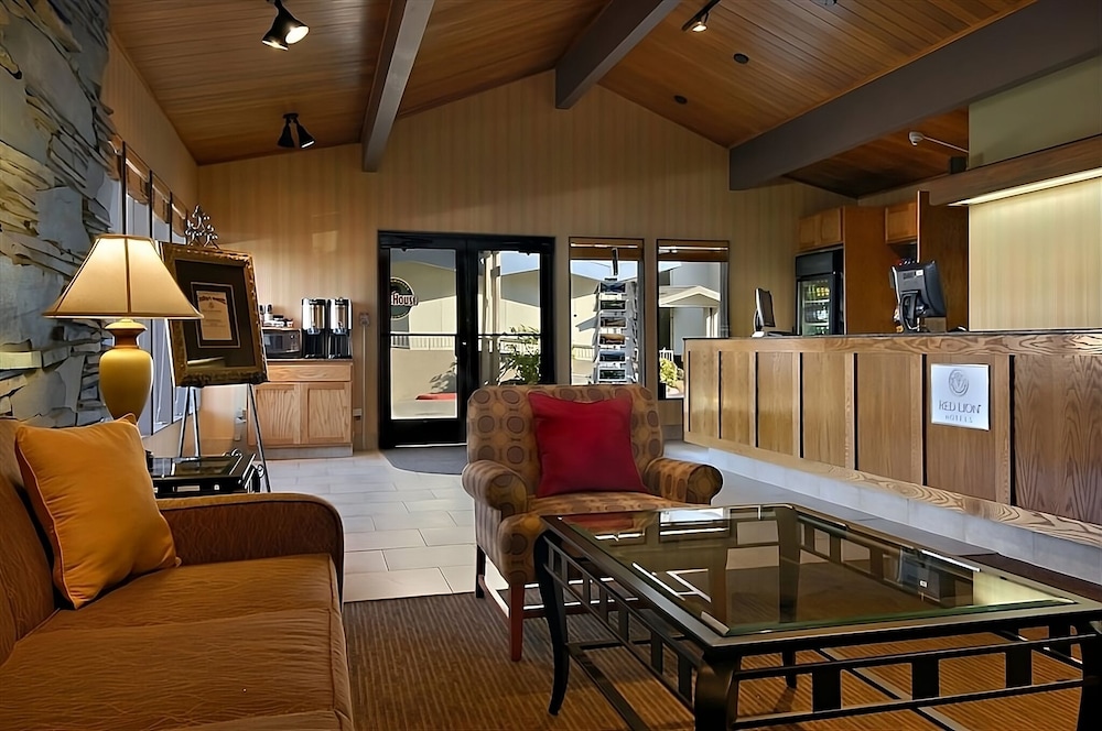 Your Home Far Away From Home! Outdoor Pool, Free Parking, Pets Allowed! - Port Angeles, WA