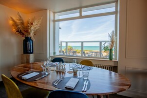 Almoços, jantares servidos, cozinha regional, com vista para a praia 