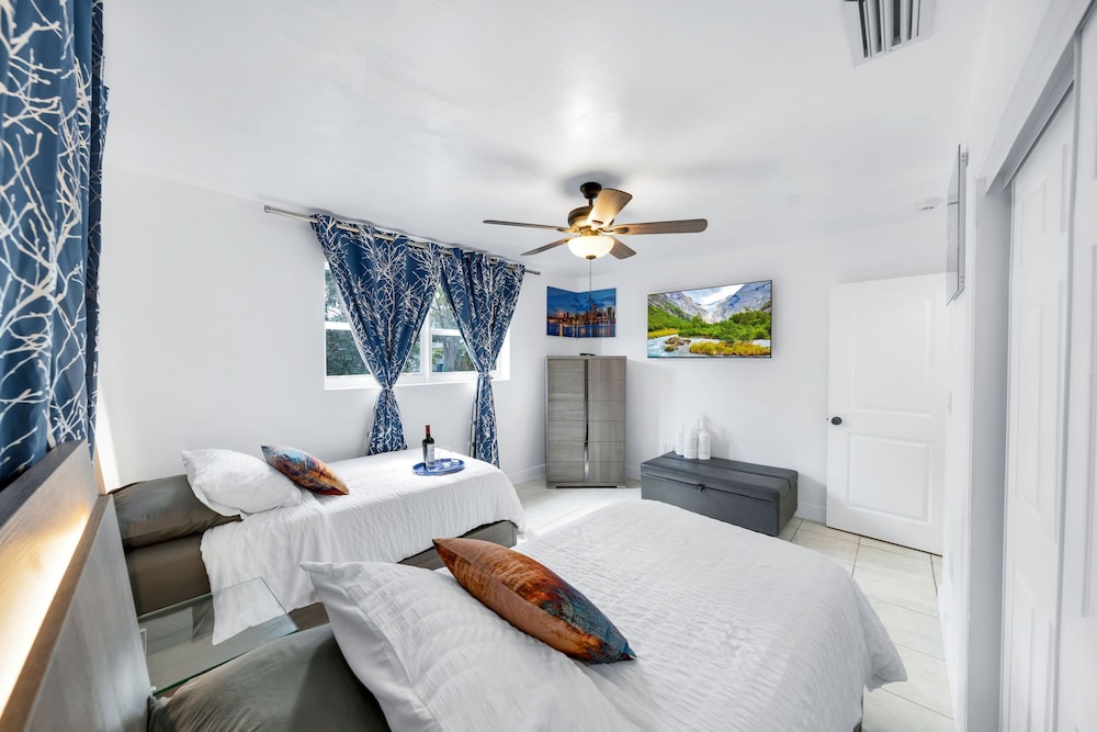 New Modern Retreat With King Bed /Heated Pool/ Grill/ Only 8 Miles To Beach!!!! - Miramar