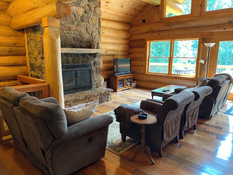 Relaxing Log Home On A Private Mountainside In Rappahannock County, Virginia - Virginia