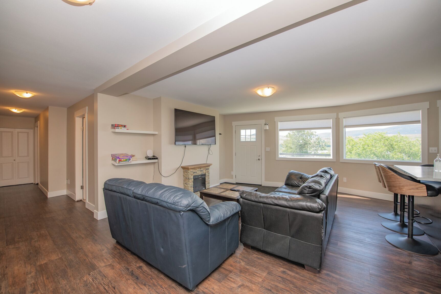 Newly Renovated With Lakeviews, Big Yard, Minutes To Silver Star/golf/wineries. - Vernon