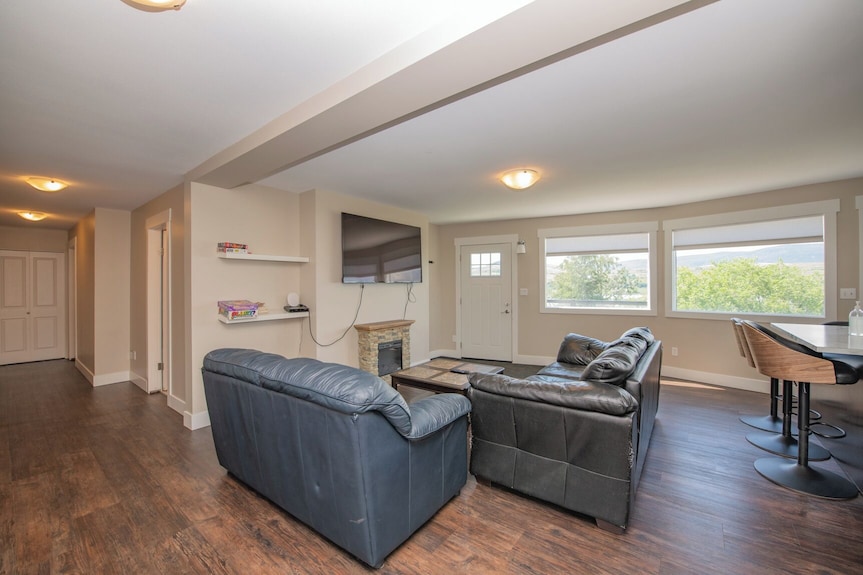 Newly Renovated With Lakeviews, Big Yard, Minutes To Silver Star/golf/wineries. - Vernon