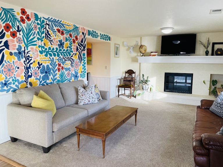 Artsy, Light- Filled Spacious Apartment - Thornton, CO