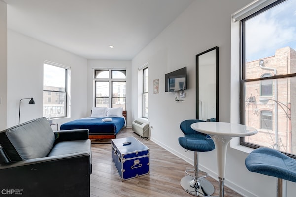 Chicago Third Floor Studio By 747 Lofts - Chicago, IL