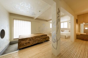 Casa presidencial | Cofres nos quartos, escrivaninha, espaço de trabalho para notebook