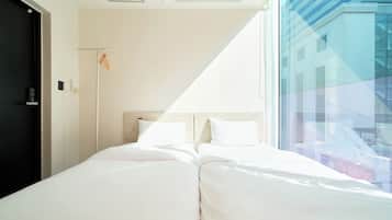 Economy Twin Room, 2 Twin Beds, Non-Smoking | Com decoração personalizada