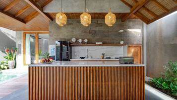 Villa, 3 quartos, piscina privativa | Cozinha privada | Um frigorífico/congelador grande, um micro-ondas, uma placa de cozinha