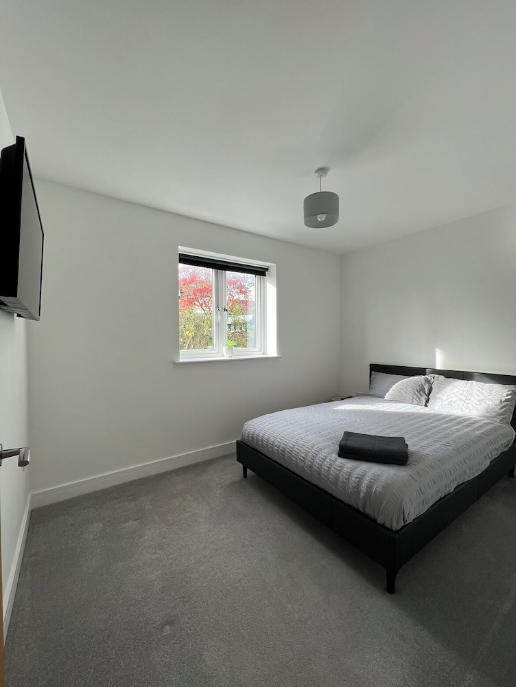 White 3 Bed Bungalow With En-suite And Parking - Bristol