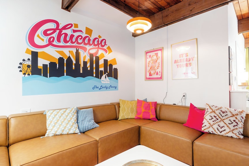 Chic Lincoln Park Townhome | Rooftop + Glam Bar - 시카고