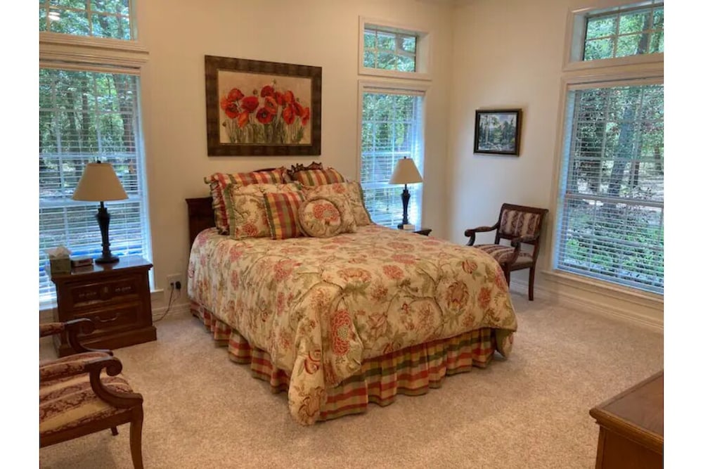 Spacious 1-bedroom Guesthouse In The Woods - Tyler, TX