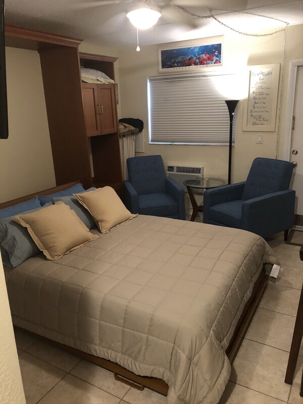 Beachfront Studio Apartment With Beach Access And Olympic Pool - Venice, FL