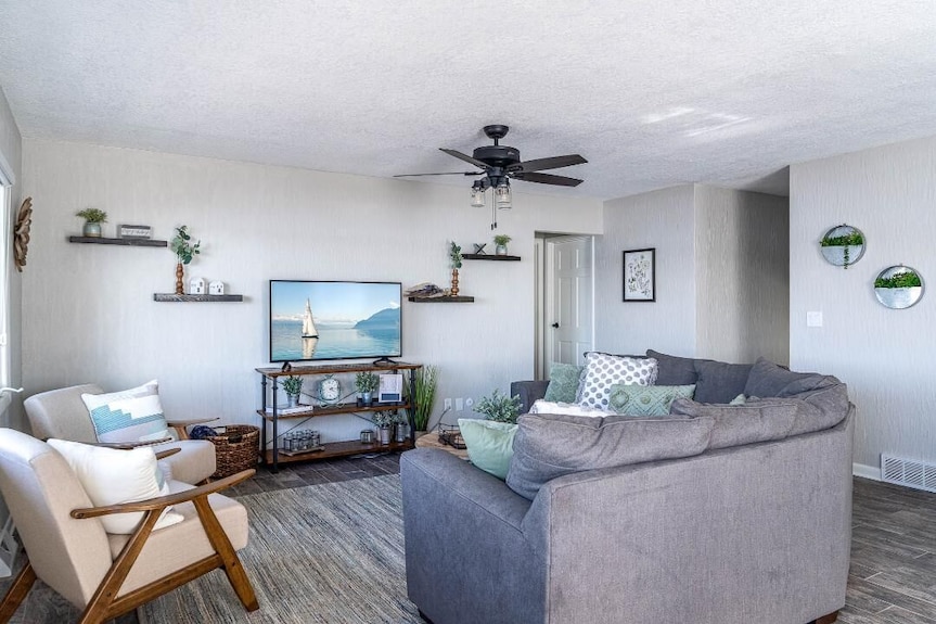 Hot Tub River Views - Illinois