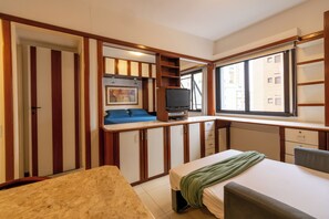 Quarto Quádruplo | Sala de estar | Televisor de ecrã plano de 29 polegadas com canais por cabo, televisor 