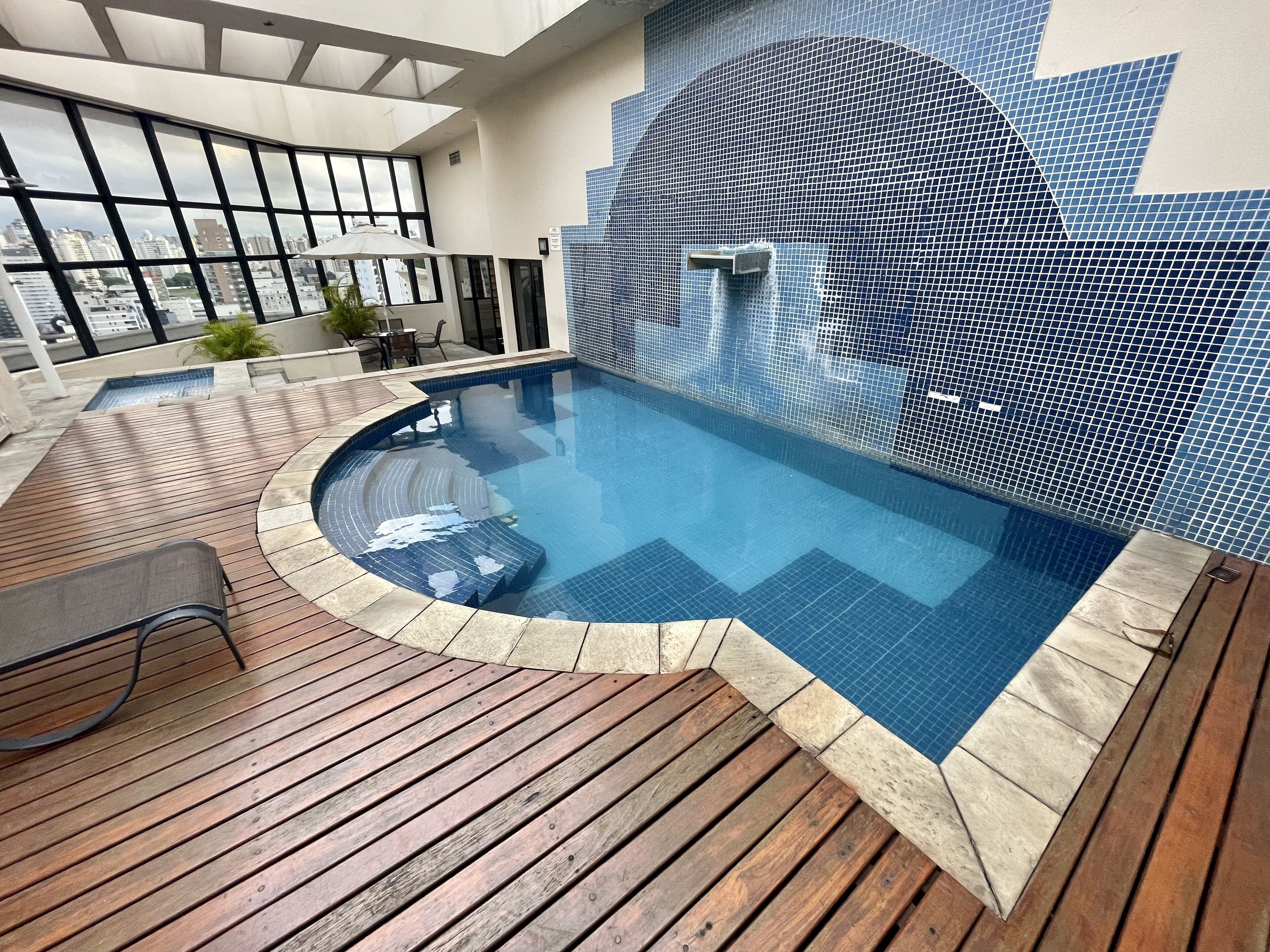 Piscina exterior, espreguiçadeiras 