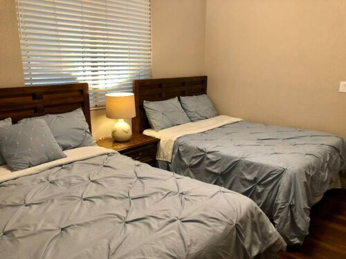 Private Pool&spa 3400sq.ft  5br&2.5ba House - Las Vegas, NV