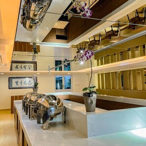 Café da manhã com buffet grátis todos os dias