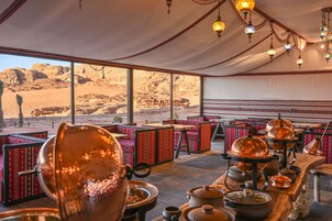 Café da manhã com buffet grátis todos os dias