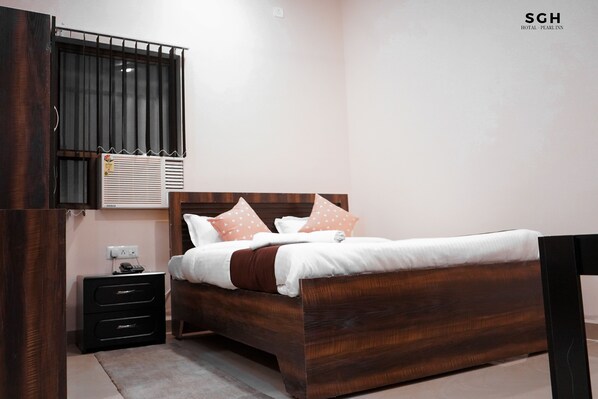 Quarto Deluxe, 1 cama de casal | Secretária adequada para computadores portáteis, ferro/tábua de engomar