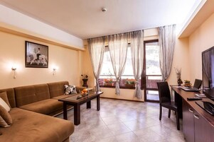 Suíte estúdio luxo | Escrivaninha, Wi-Fi de cortesia, roupa de cama