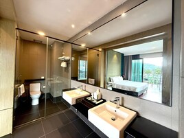 Quarto Executivo | Casa de banho | Um polibã, artigos de higiene pessoal grátis, um secador de cabelo