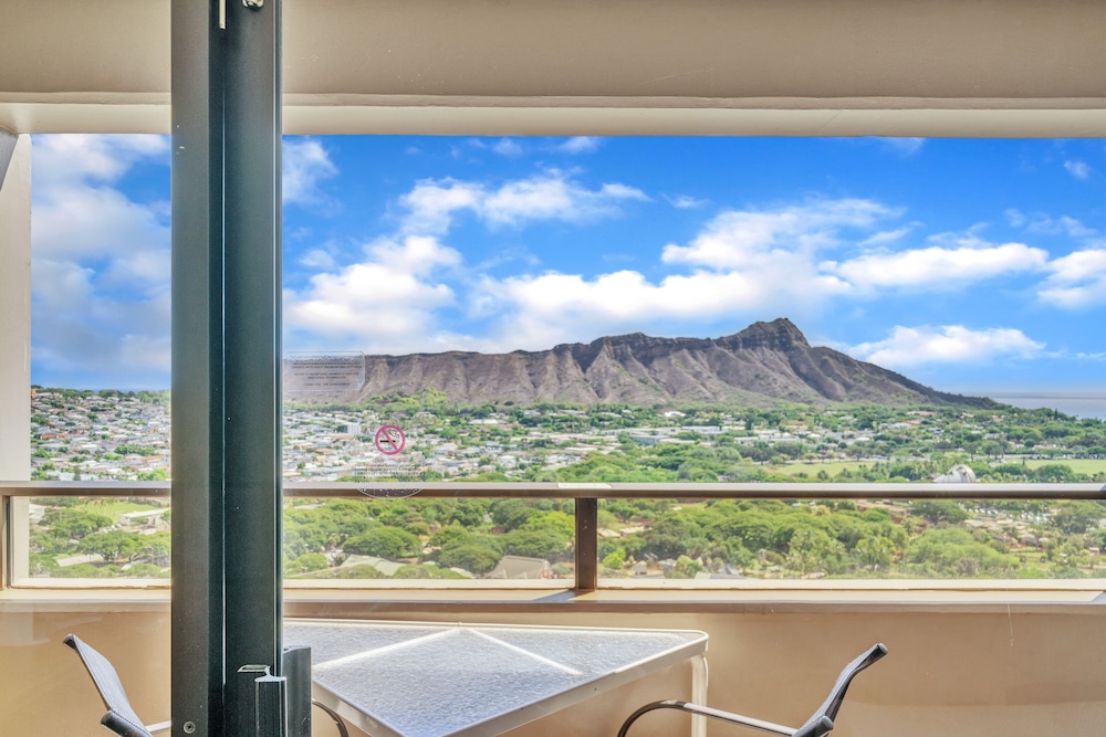 Spectacular Ocean & Diamond Head View 2 Bedroom Condo W/ Free Parking! By Koko Resort Vacation Rentals - Honolulu, HI