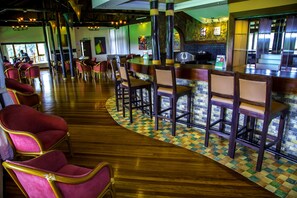 3 bares/lounges 