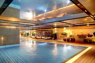 Piscina interior, da(s) 6:00 à(s) 19:00, espreguiçadeiras 