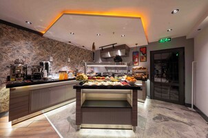 Café da manhã com buffet grátis todos os dias