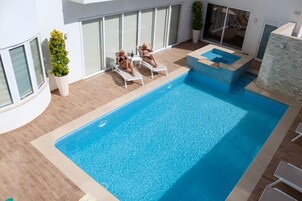 Quarto luxo, acessível para pessoas com deficiência física, vista para a piscina | Vista do quarto