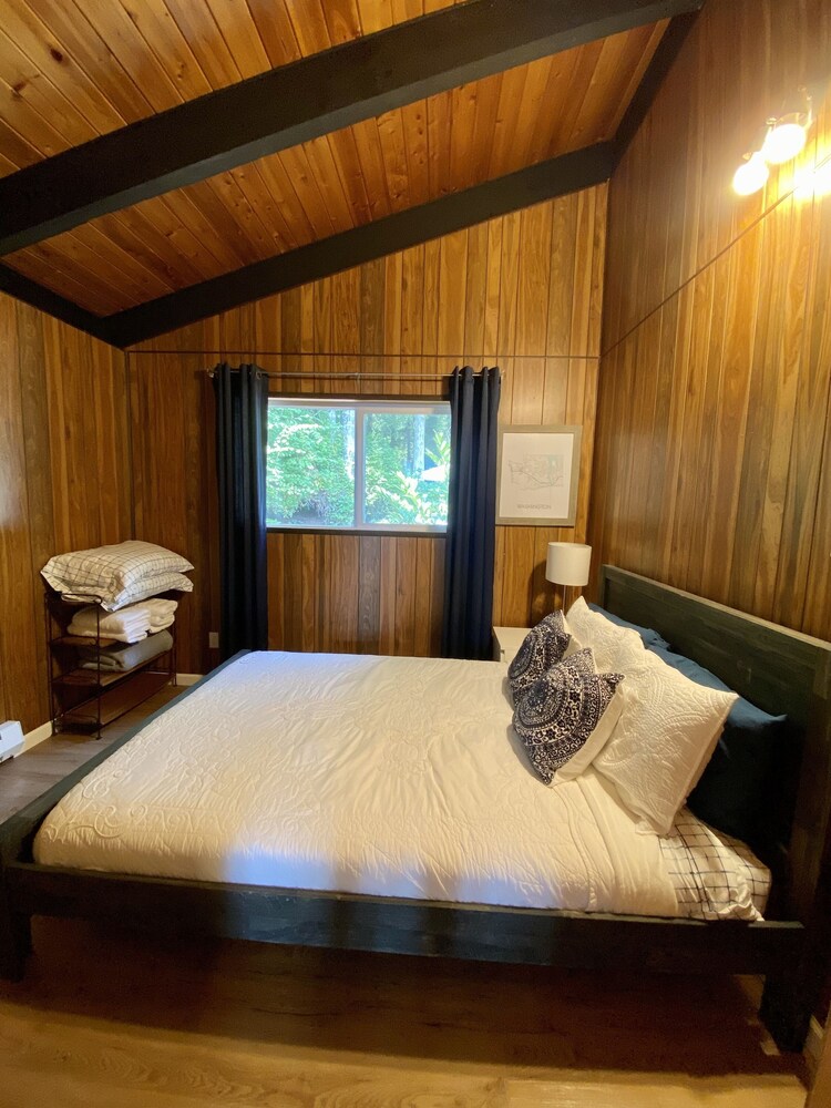 Quiet Waterfront Oasis with private beach - Brinnon | Vrbo