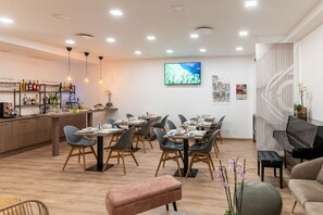 Pequeno-almoço tipo buffet diário (12 EUR por pessoa) 