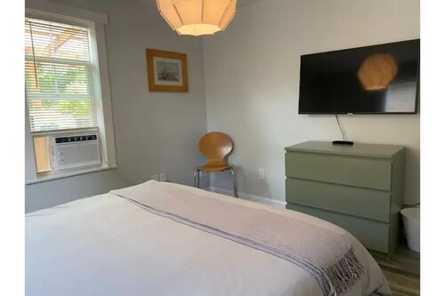 Little Blue House: Pet Friendly & Near Downtown - Seattle, WA