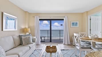 Condo premier, 2 quartos | Área de estar | TV LED 45 polegadas com canais a cabo, TV