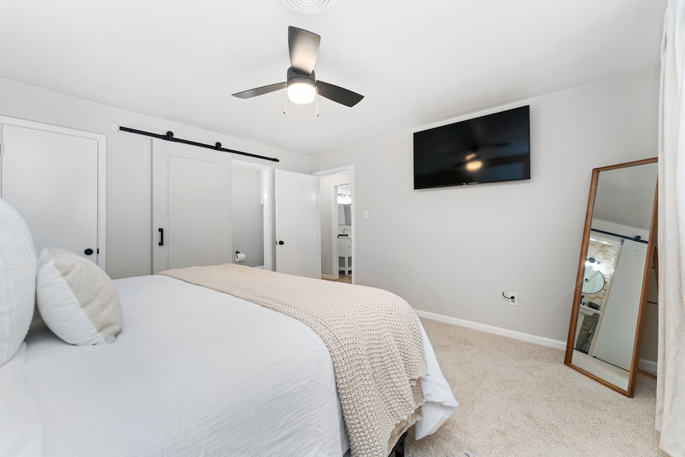 Self Check-in #2 - Full Kitchen - Modern Design - Central - Lubbock, TX