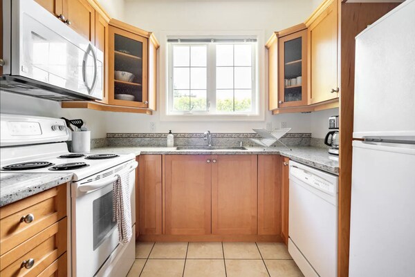 Cadboro Bay 2 Bed House With Garden Patio & Garage - Victoria, Canada