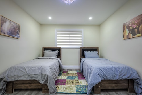 Newly Renovated 3-bedrm Home 20 Mins From Downtown - Toronto