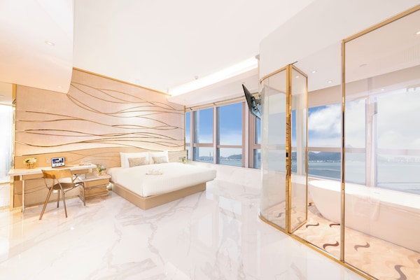 Suite Deluxe | 1 quarto, minibar, cofre com capacidade para portátil, secretária