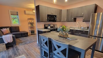 Suite | Cozinha privada | Um frigorífico/congelador grande, um micro-ondas, um forno