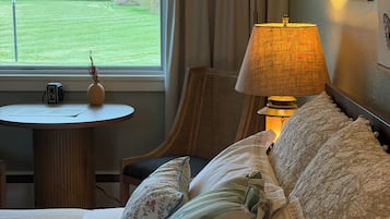 Quarto Comfort, vista para a montanha | Secretária, secretária adequada para computadores portáteis