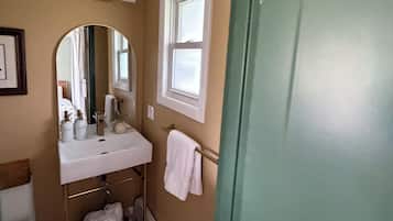 Quarto Comfort, vista para a montanha | Casa de banho | Uma combinação polibã/banheira, artigos de higiene pessoal grátis
