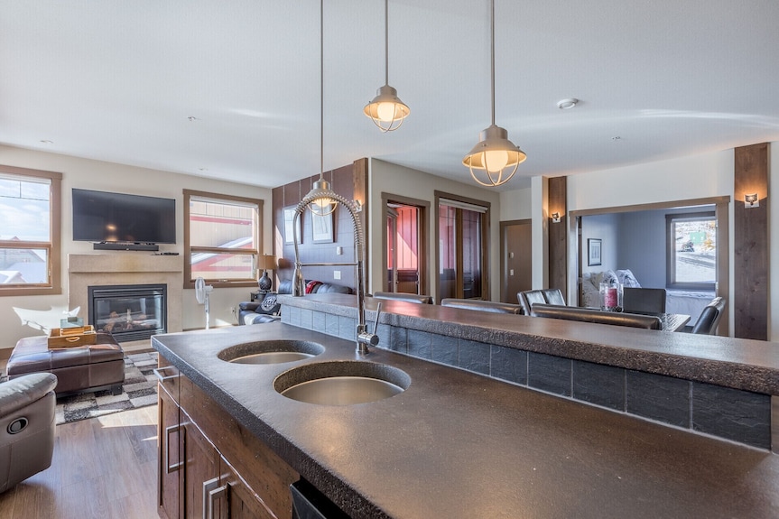 Luxury Condo In Happy Valley - Private Hot Tub, Steam Shower, Ski In Ski Out! - Big White Ski Resort, BC