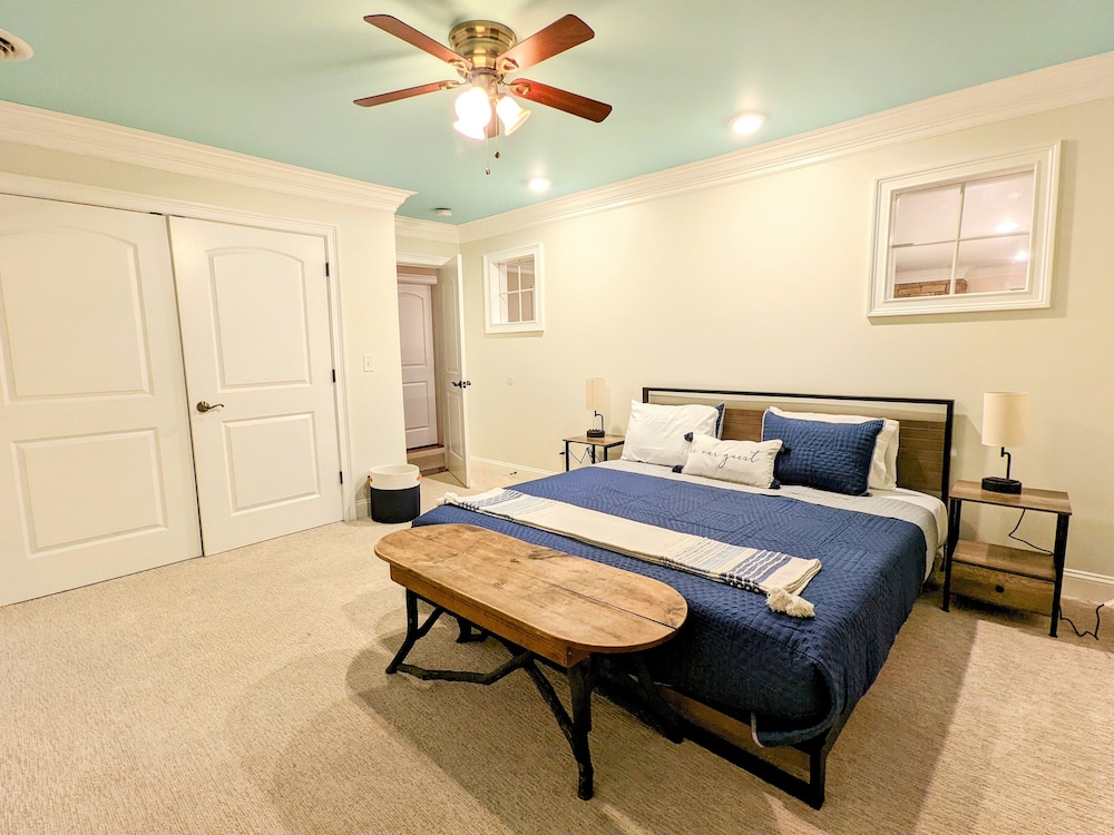 The Athena hideaway - hottub, firepit, lake & racetrack - Town of ...