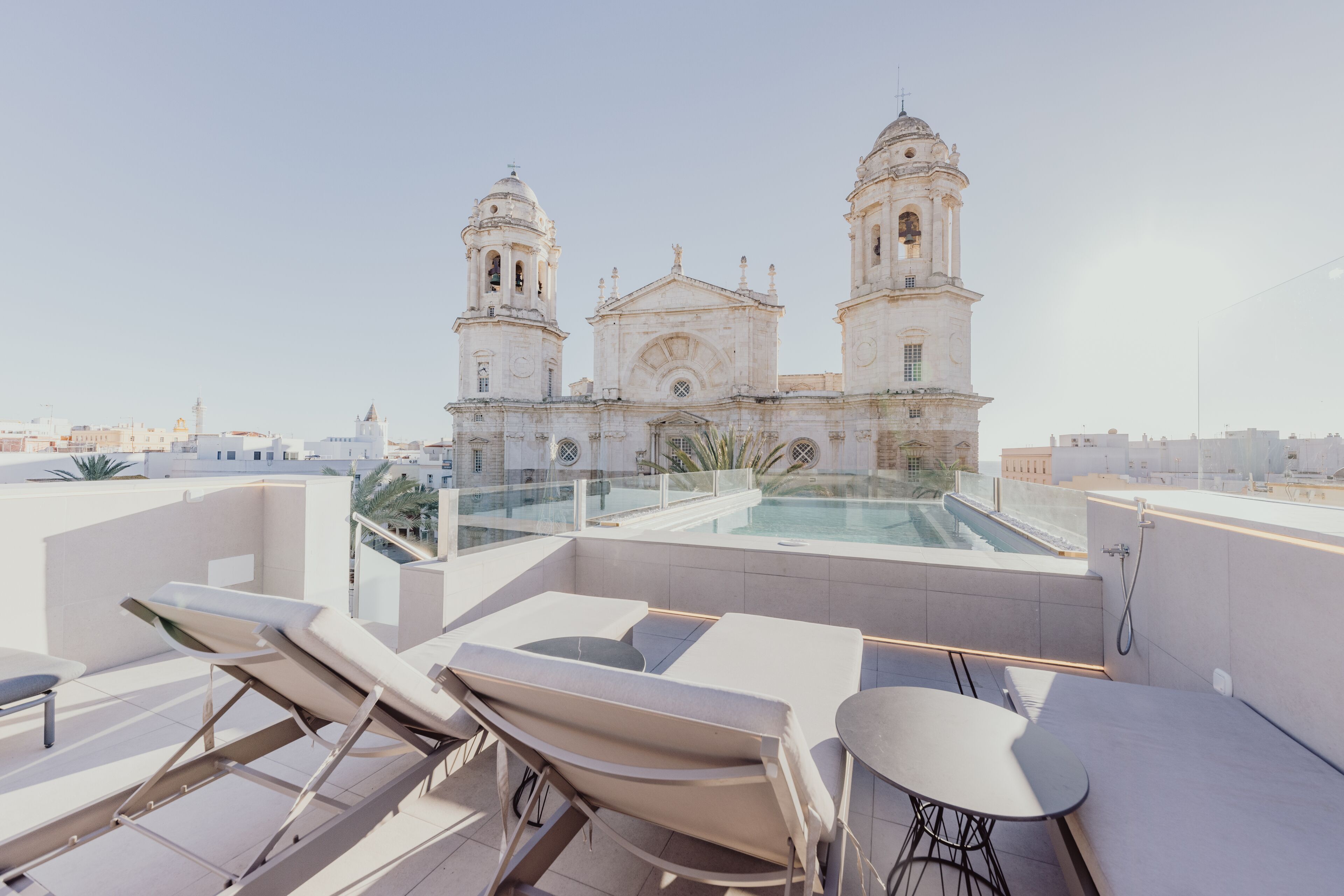 Piscina externa, funciona das 10h às 18h, espreguiçadeiras