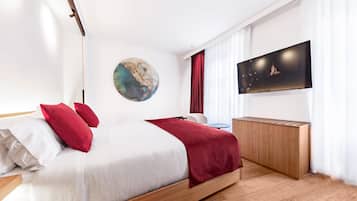 Quarto de hotel moderno com cama de madeira, televisão de tela plana, obra de arte redonda na parede e mesa de cabeceira de madeira.