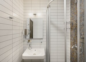 Quarto Twin Económico | Casa de banho | Chinelos 