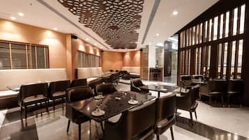 3 restaurantes, pequenos-almoços servidos