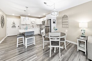 Condo com design assinado, 2 quartos, sacada, vista parcial para o oceano | Opções para refeição no quarto